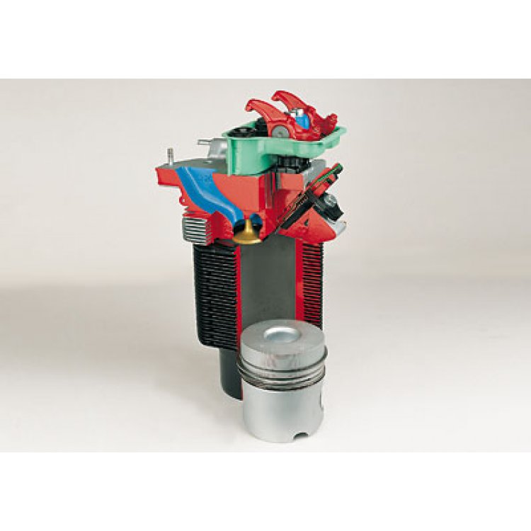 Four-valve cylinder head, diesel direct injection, lorry